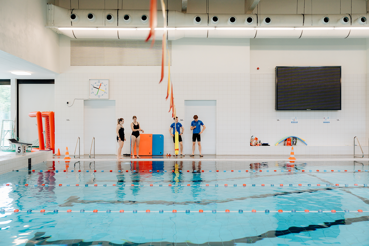 Laura dives into the campus swimming pool | Vrije Universiteit Brussel